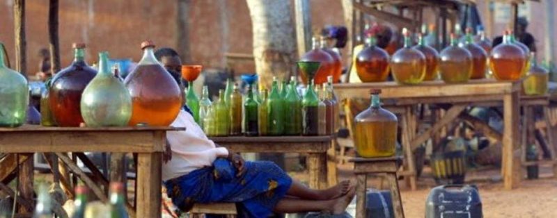 Bénin : La police exige des vendeurs d’essence frelatée la libération ...