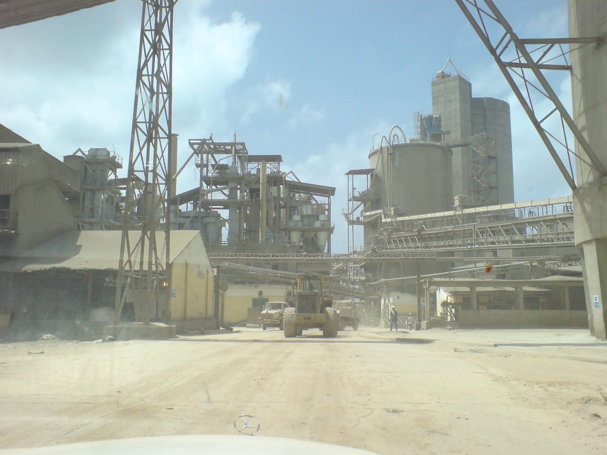 De grosses traînées de fumée de l’usine Sococim ravivent le débat à ...